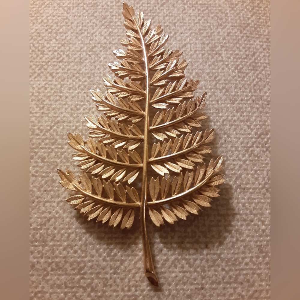 Trifari Gold Tone Fern Leaf Brooch - Gem